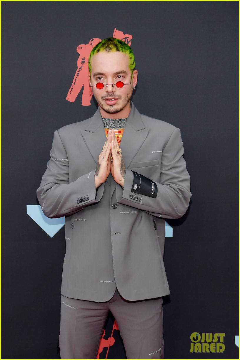 J Balvin & Bad Bunny Fly Through The Air During 'Que Pretendes ...