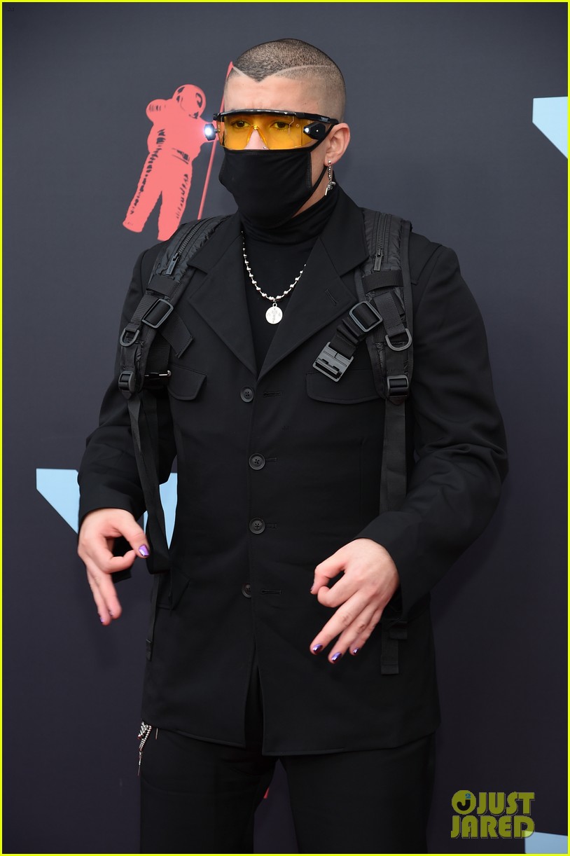 J Balvin & Bad Bunny Fly Through The Air During 'Que Pretendes ...