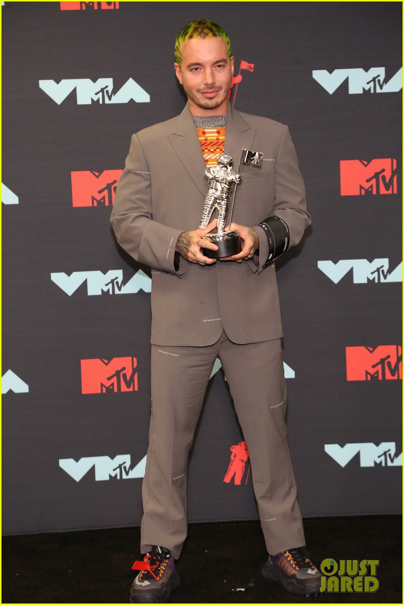 J Balvin & Bad Bunny Fly Through The Air During 'Que Pretendes ...