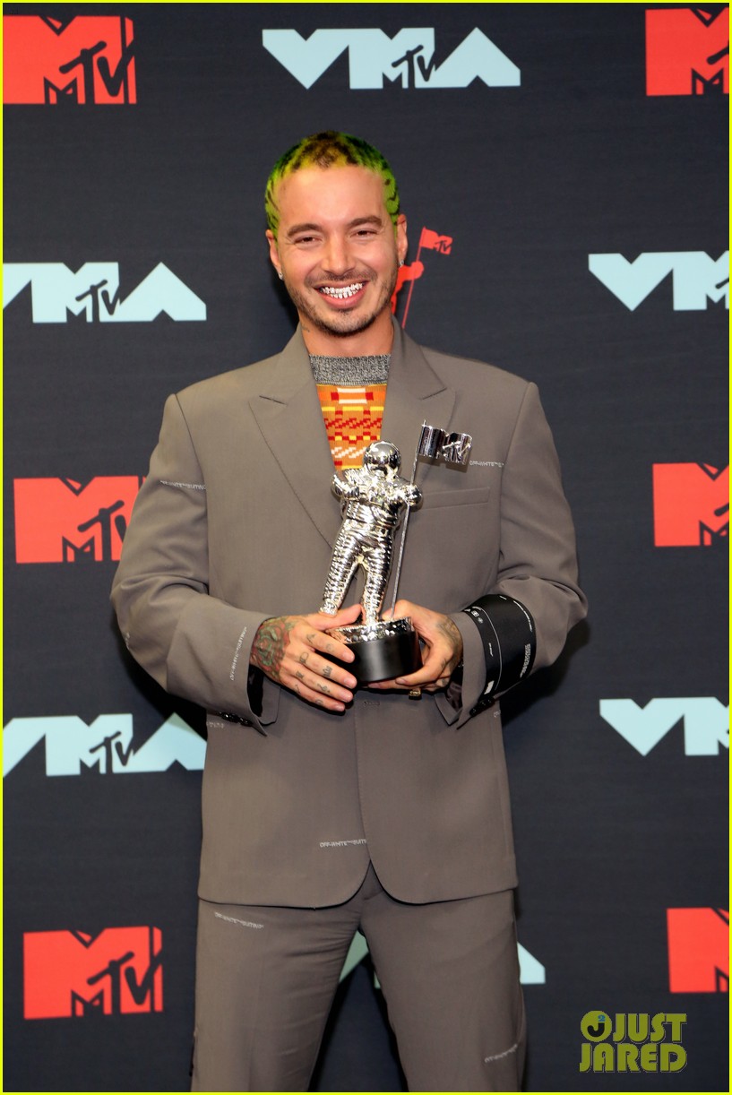 J Balvin & Bad Bunny Fly Through The Air During 'Que Pretendes ...