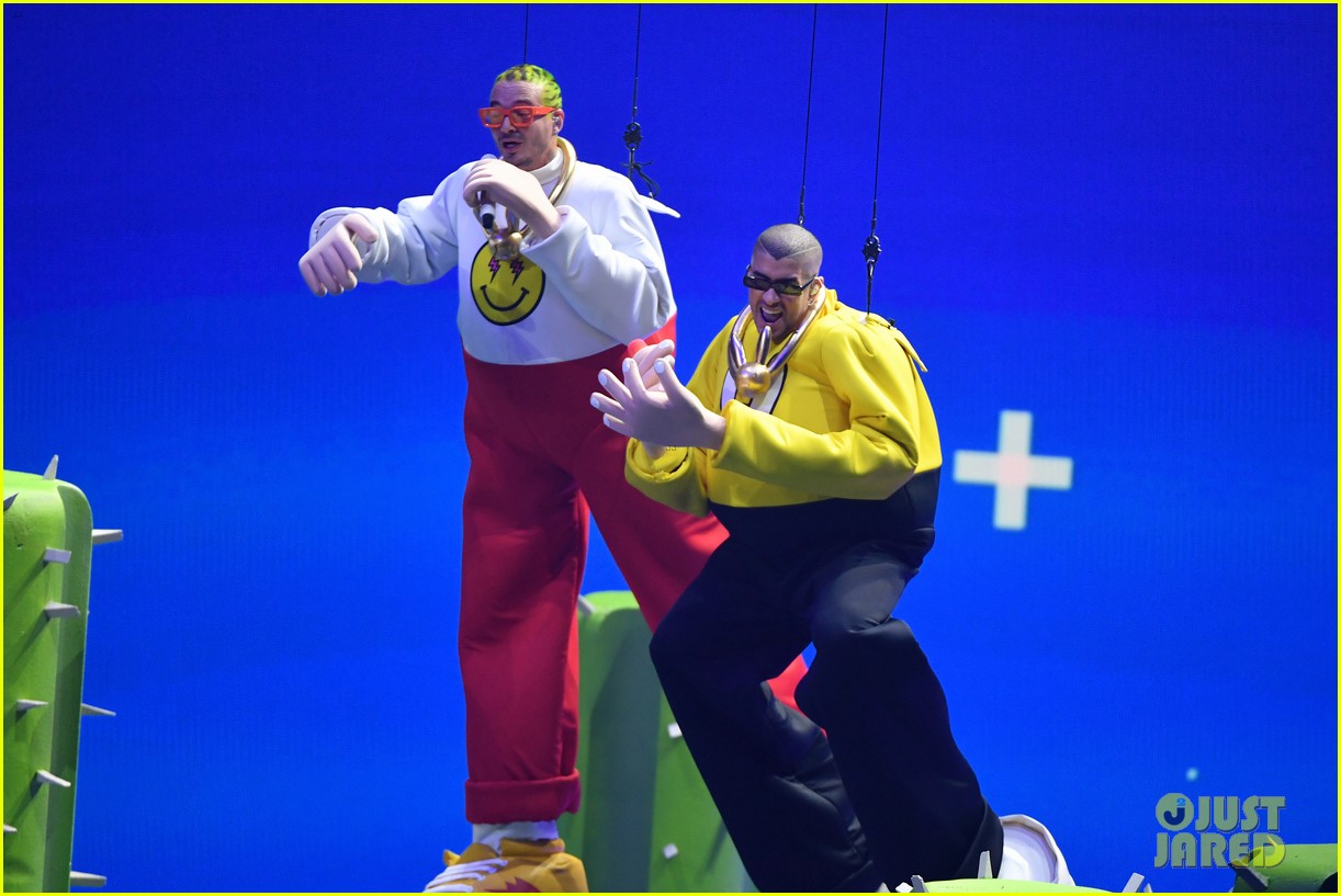 J Balvin & Bad Bunny Fly Through The Air During 'Que Pretendes ...