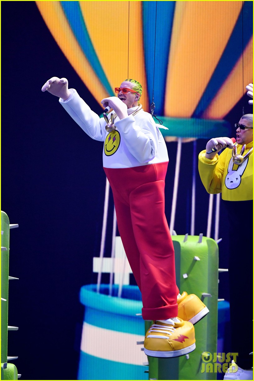 J Balvin & Bad Bunny Fly Through The Air During 'Que Pretendes ...
