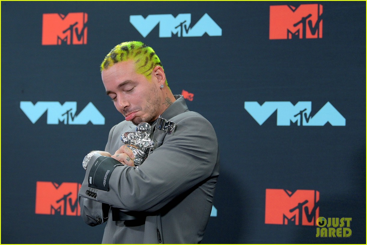 J Balvin & Bad Bunny Fly Through The Air During 'Que Pretendes ...