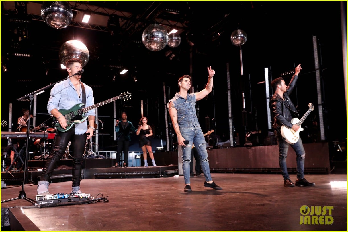 Jonas Brothers Win First-Ever MTV VMAs Award!: Photo 4340908 | Joe ...