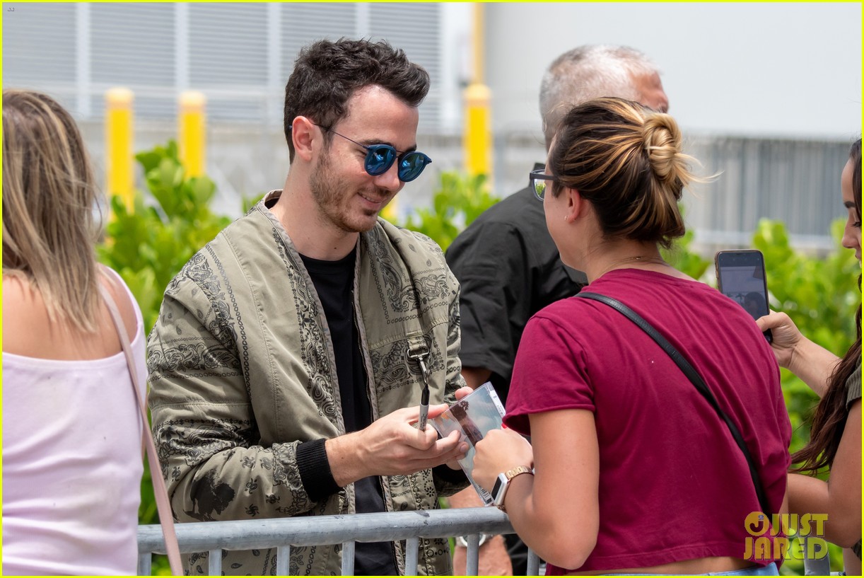 Jonas Brothers Spend Time With Fans Before 'Happiness Begins' Tour ...