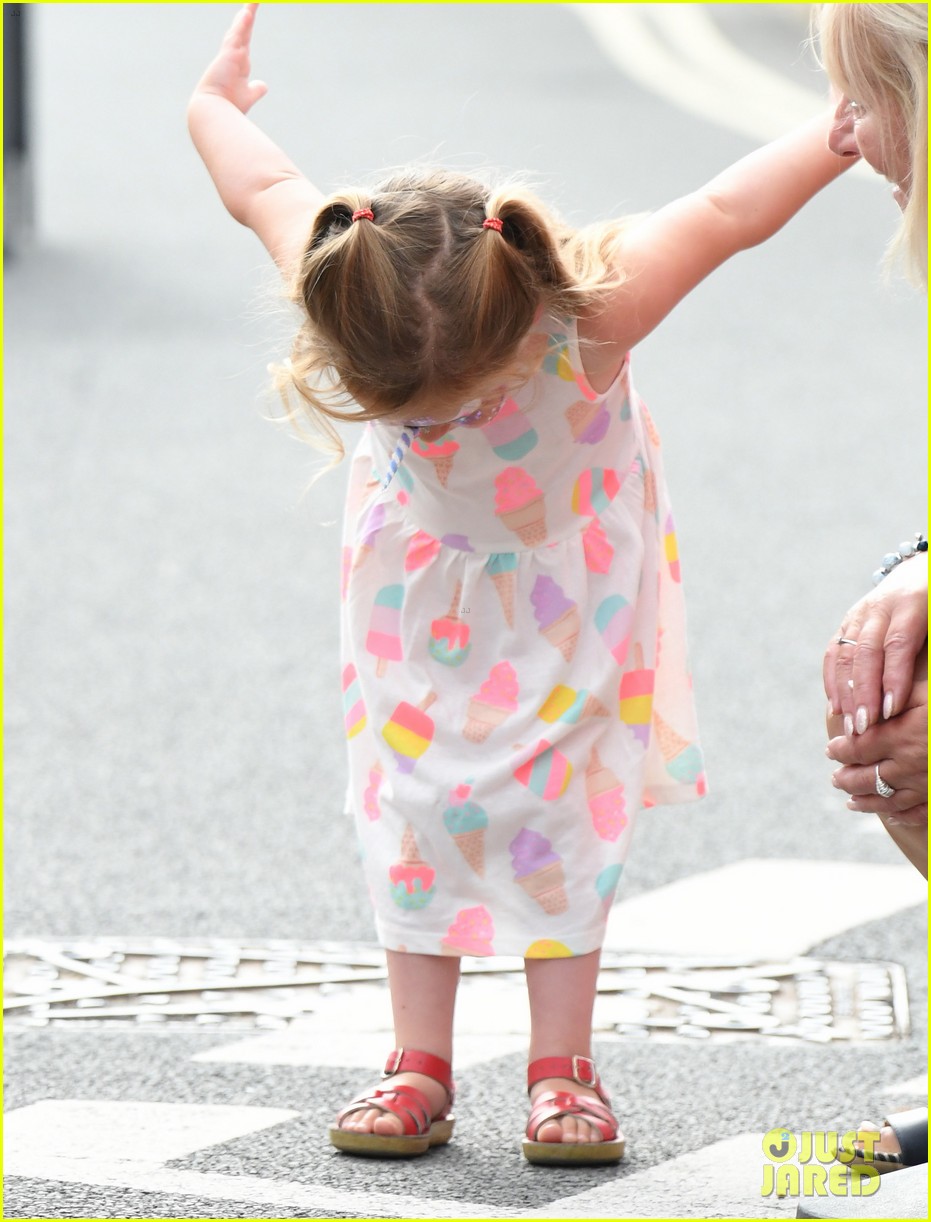 This Photo of a Child Bowing to Kate Middleton Goes Viral for How Cute ...