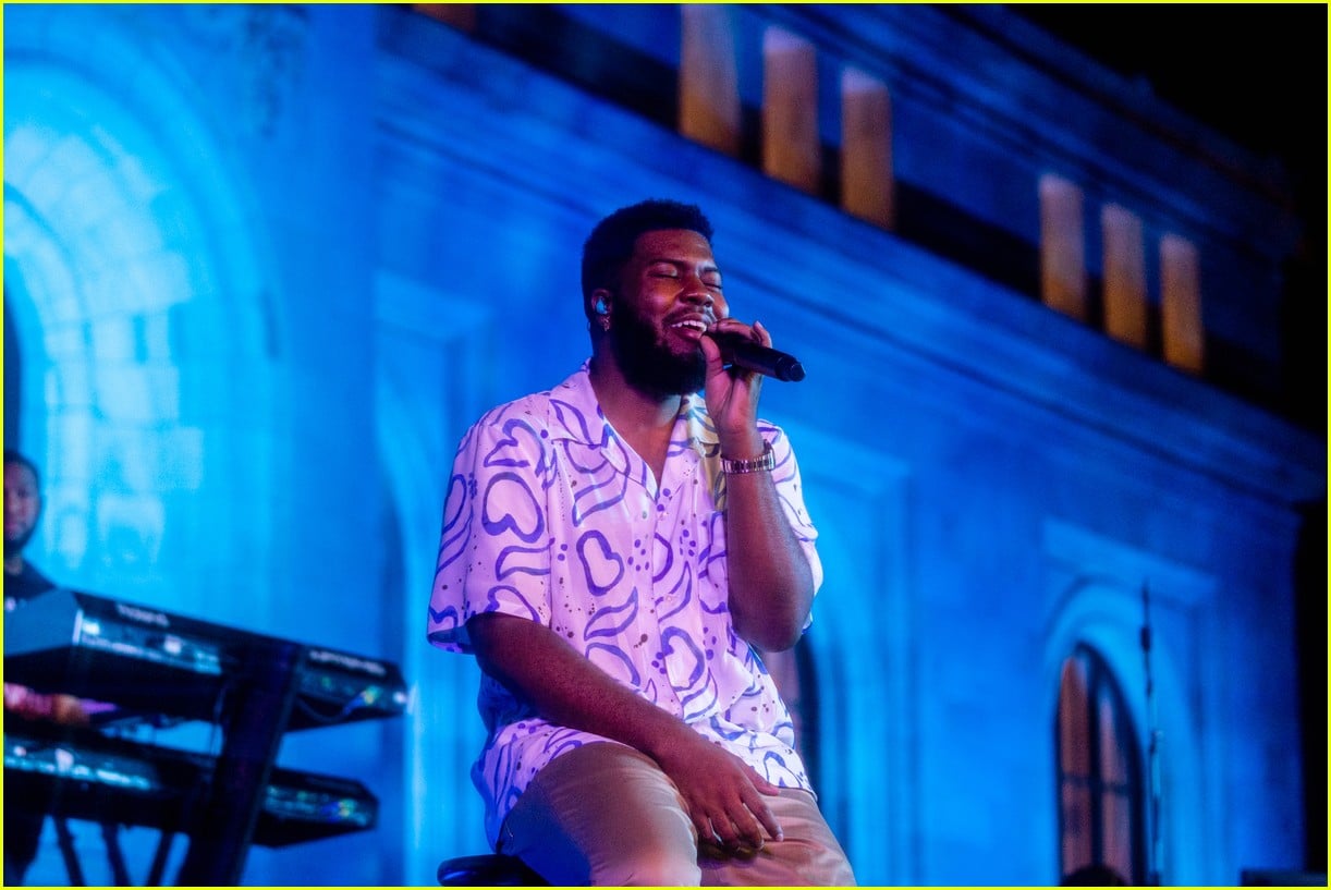 Khalid Performs at Apple Music's Up Next Live: Photo 4339894 | Pictures ...