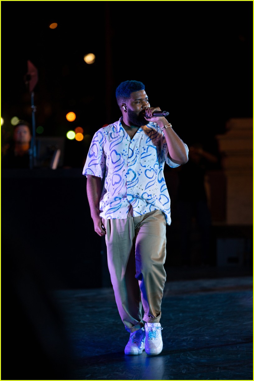Khalid Performs at Apple Music's Up Next Live: Photo 4339898 | Photos ...
