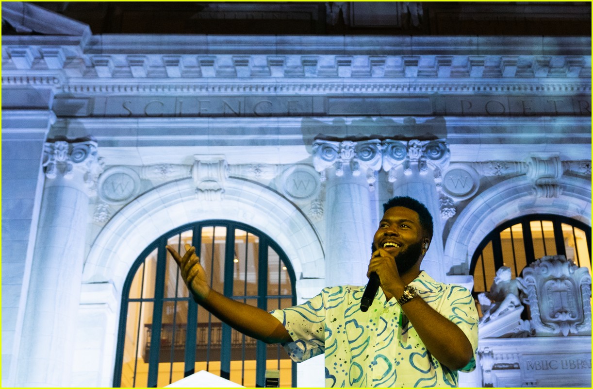 Khalid Performs at Apple Music's Up Next Live: Photo 4339925 | Photos ...