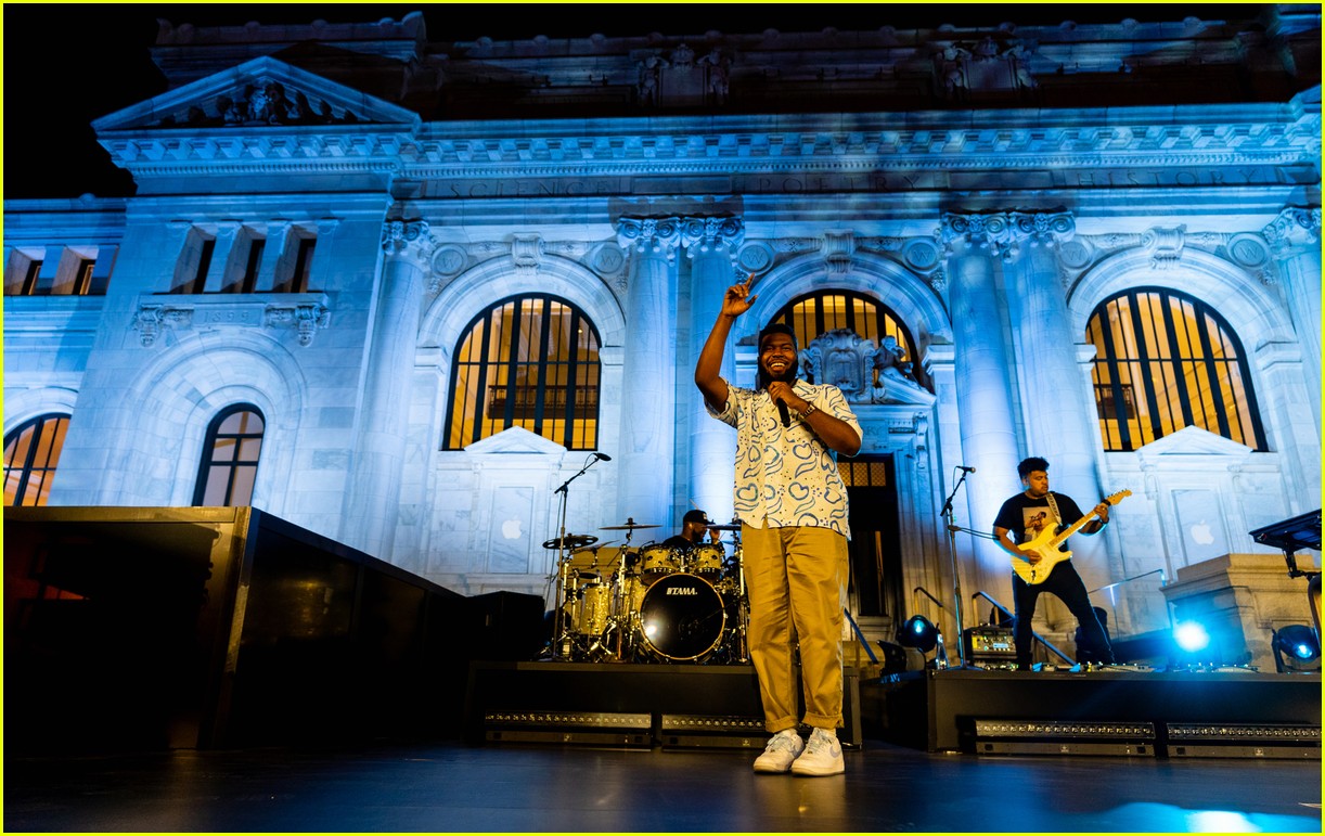 Khalid Performs at Apple Music's Up Next Live: Photo 4339902 | Photos ...