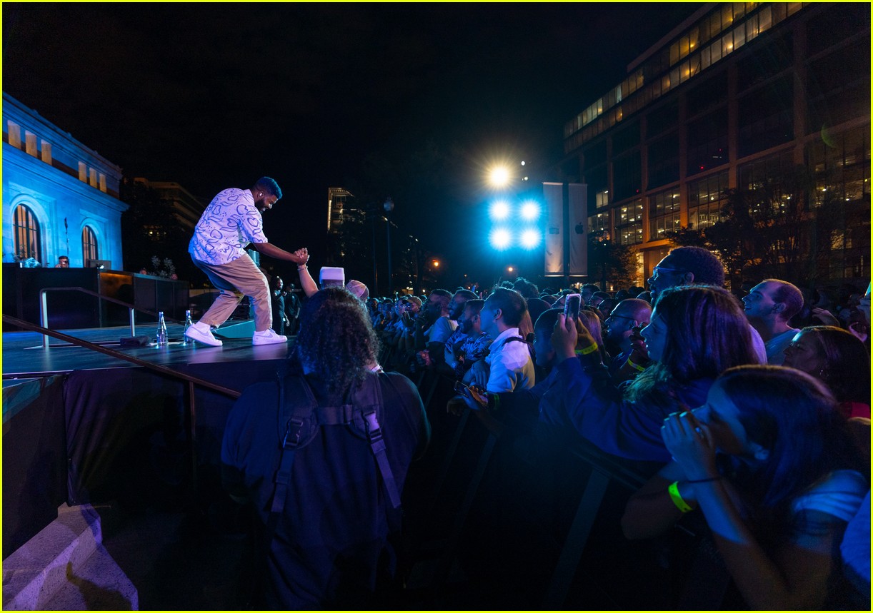 Khalid Performs at Apple Music's Up Next Live: Photo 4339903 | Photos ...