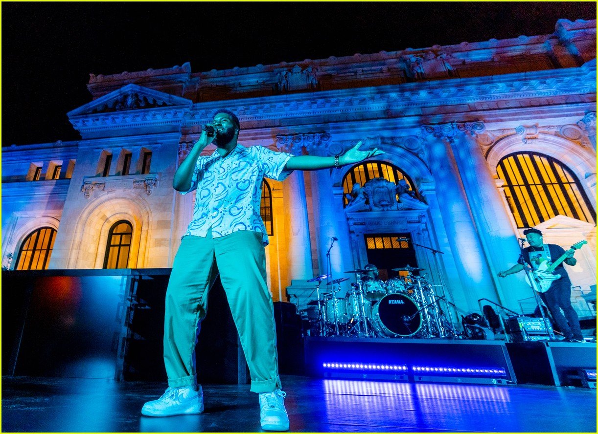 Khalid Performs at Apple Music's Up Next Live: Photo 4339929 | Photos ...