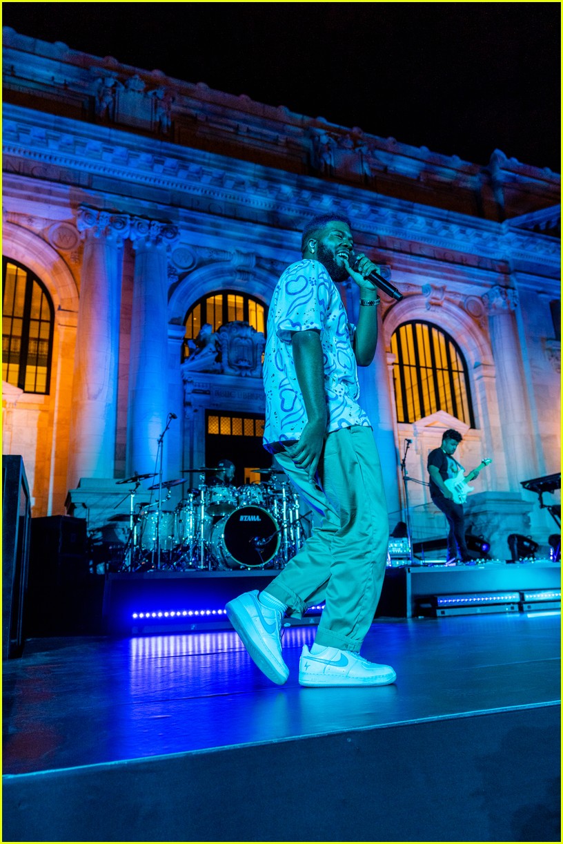 Khalid Performs at Apple Music's Up Next Live: Photo 4339930 | Photos ...