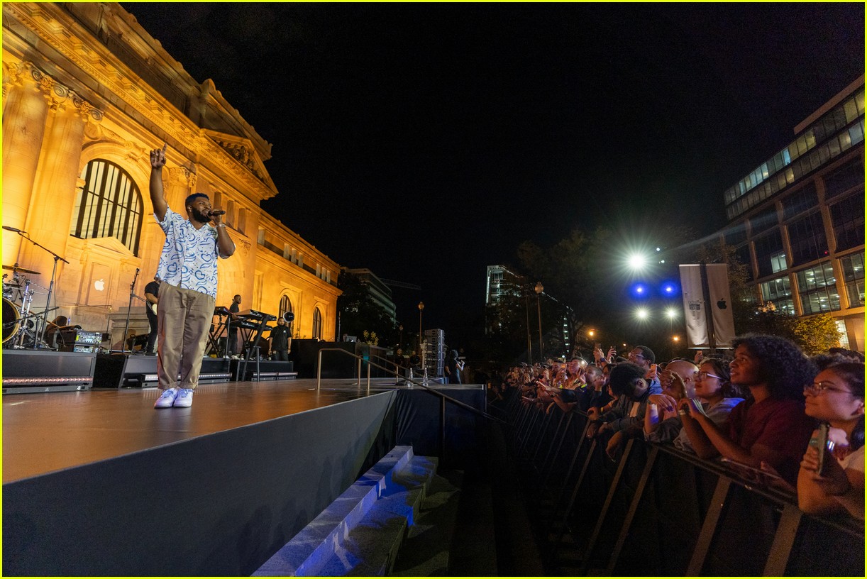 Khalid Performs at Apple Music's Up Next Live: Photo 4339931 | Photos ...