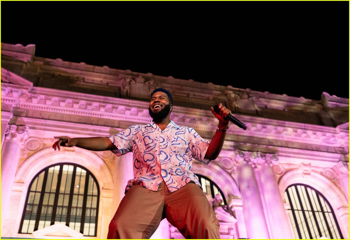 Khalid Performs at Apple Music's Up Next Live: Photo 4339932 | Photos ...