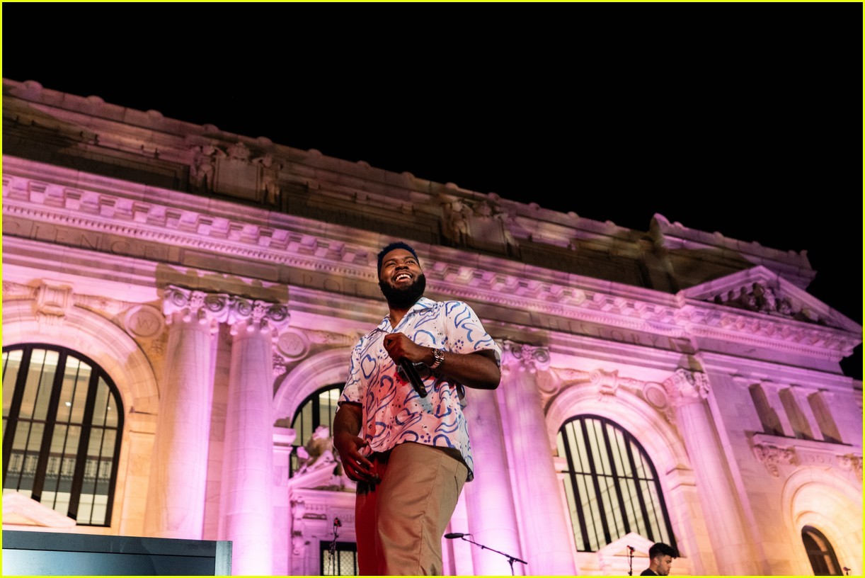 Khalid Performs at Apple Music's Up Next Live: Photo 4339908 | Photos ...