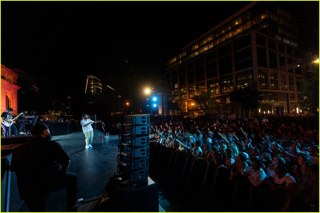Khalid Performs at Apple Music's Up Next Live: Photo 4339910 | Pictures ...