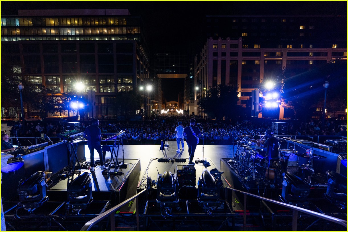 Khalid Performs at Apple Music's Up Next Live: Photo 4339937 | Photos ...