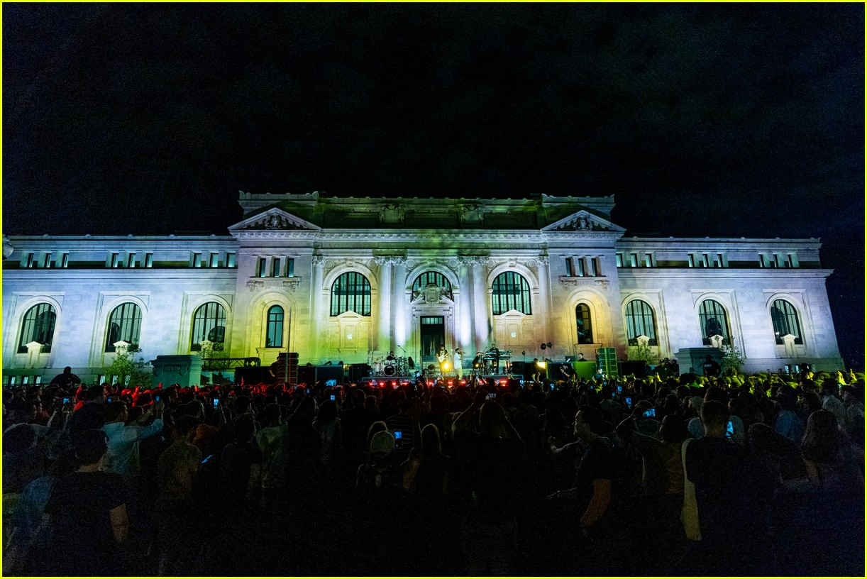 Khalid Performs at Apple Music's Up Next Live: Photo 4339938 | Pictures ...