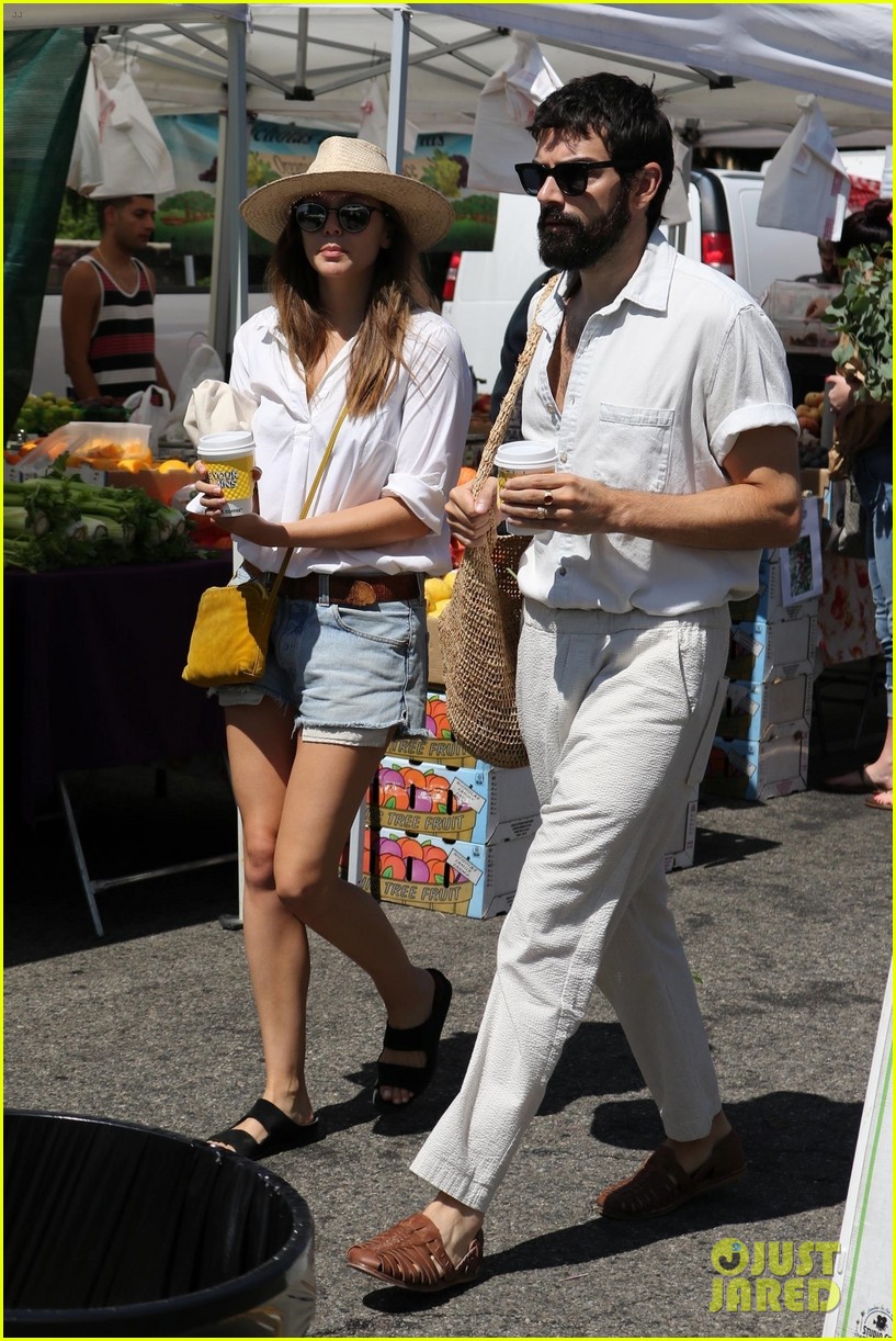 Elizabeth Olsen & Fiance Robbie Arnett Spend the Day at the Farmer's ...