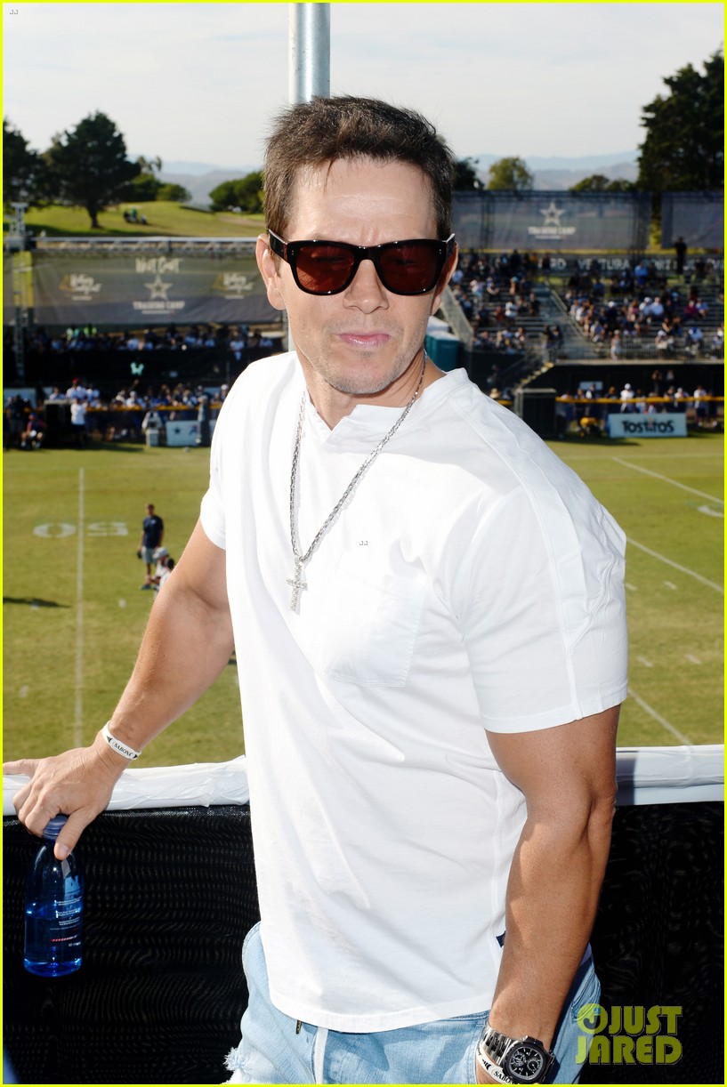 Mark Wahlberg Attends Dallas Cowboys Training Camp: Photo 4330484 ...