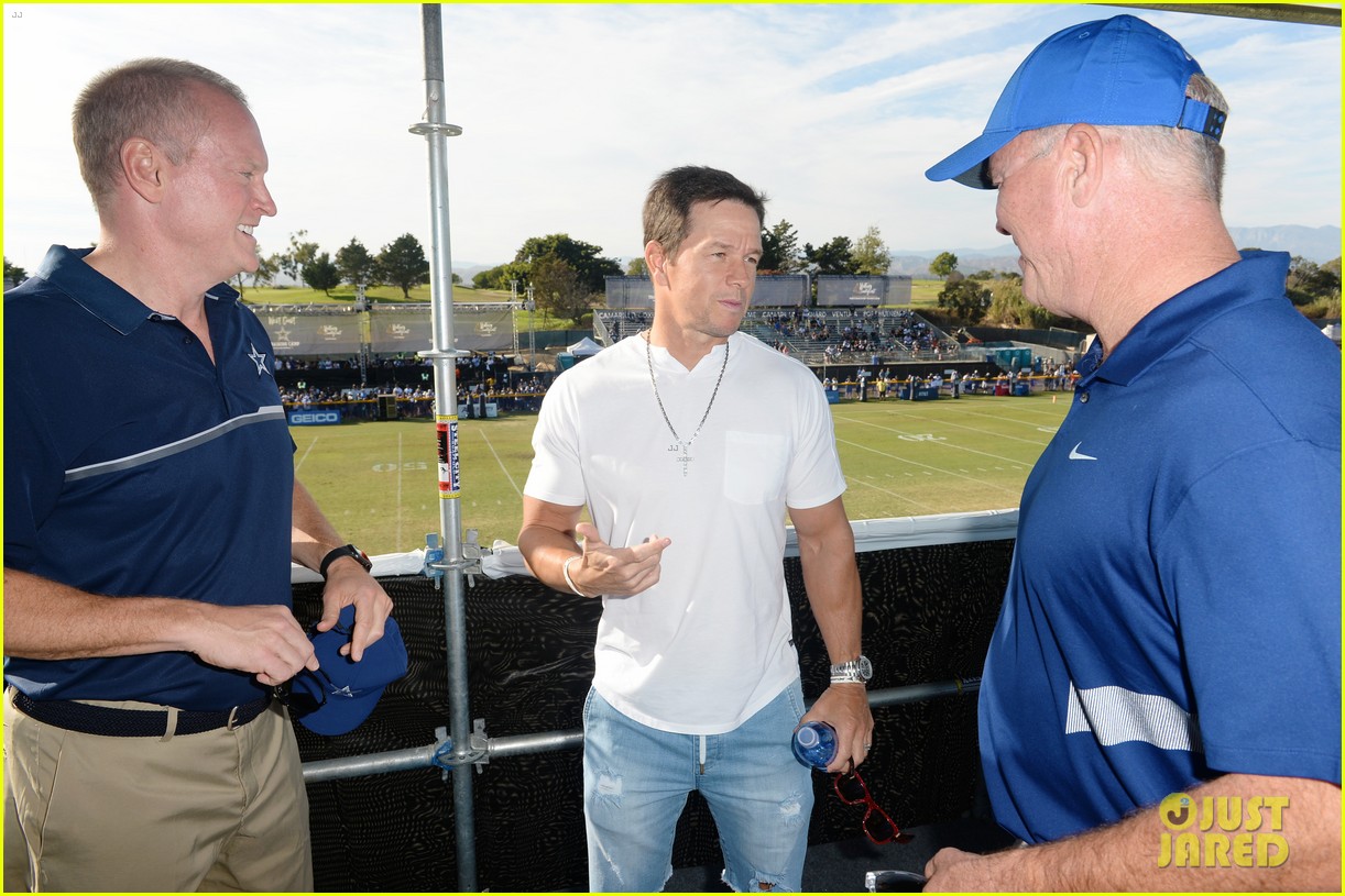 Mark Wahlberg Attends Dallas Cowboys Training Camp: Photo 4330486 ...