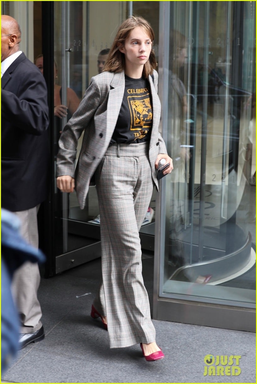Maya Hawke Steps Out to Promote Her New Music!: Photo 4338121 | Maya ...