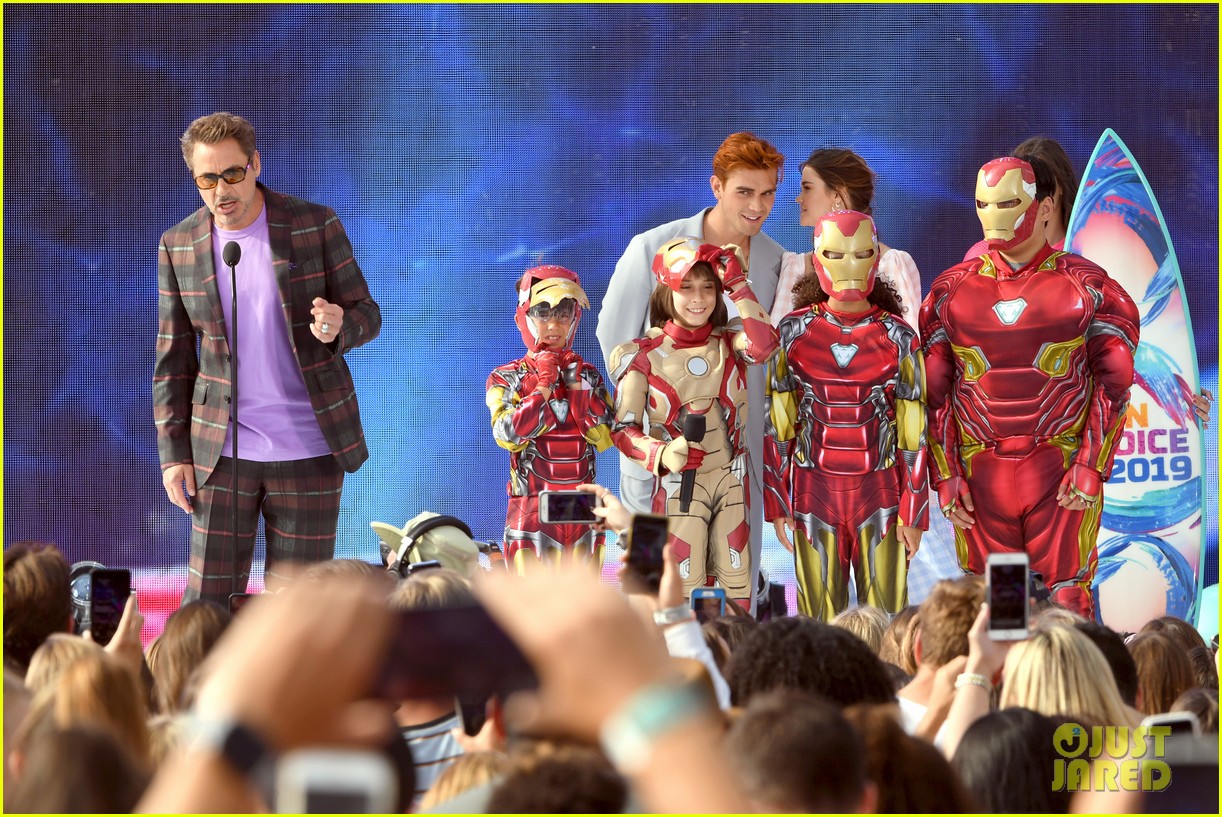 Robert Downey Jr. Wins Choice Action Movie Actor at Teen Choice Awards ...