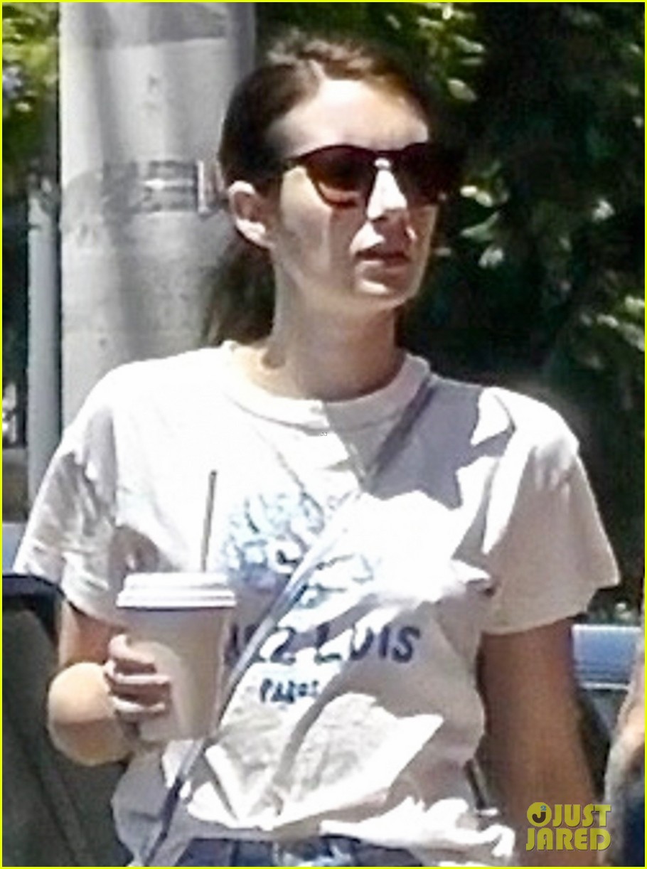 Emma Roberts Meets Up with a Friend for Coffee: Photo 4330867 | Emma ...