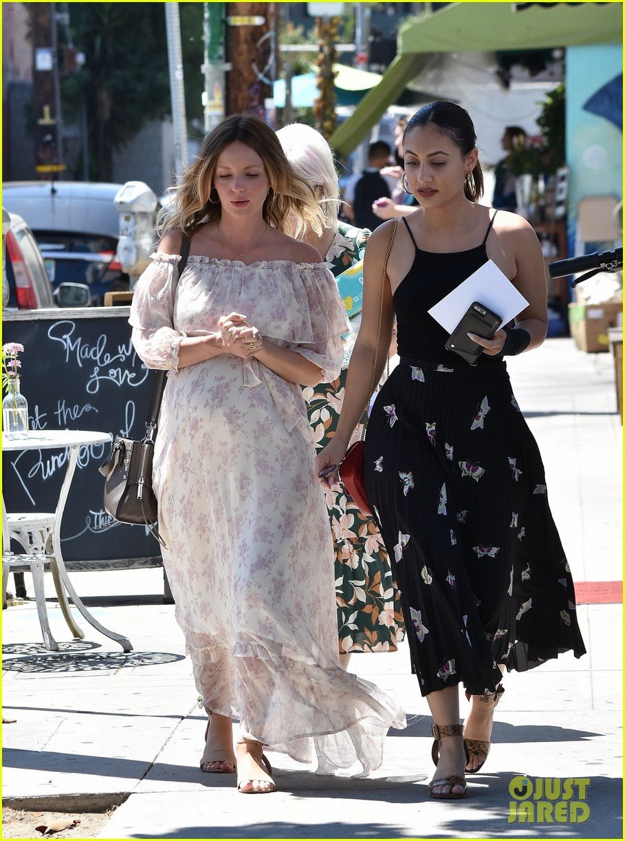 Sarah Hyland Celebrates Samantha Droke's Baby Girl On the Way: Photo ...