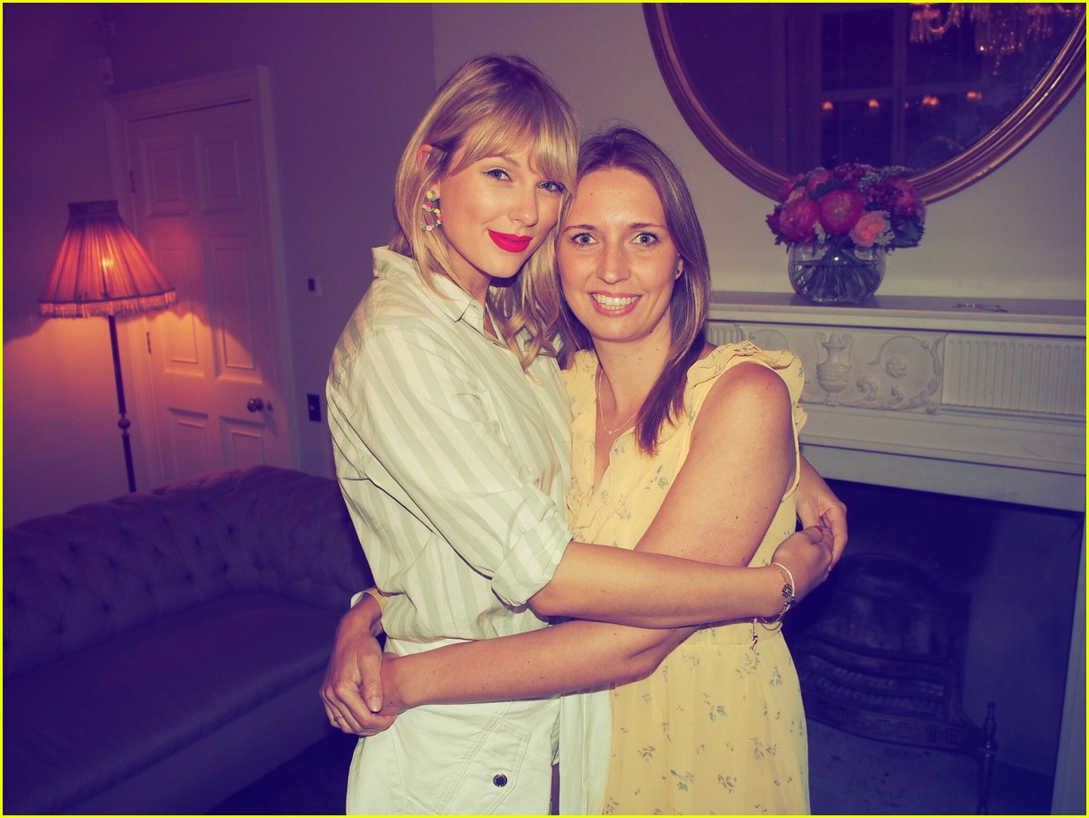 Taylor Swift Poses With Fans During 'Lover' Secret Session in London ...