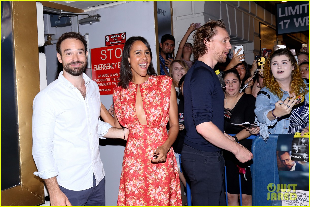 Photo: tom hiddleston betrayal cast outside theater 10 | Photo 4336227 ...