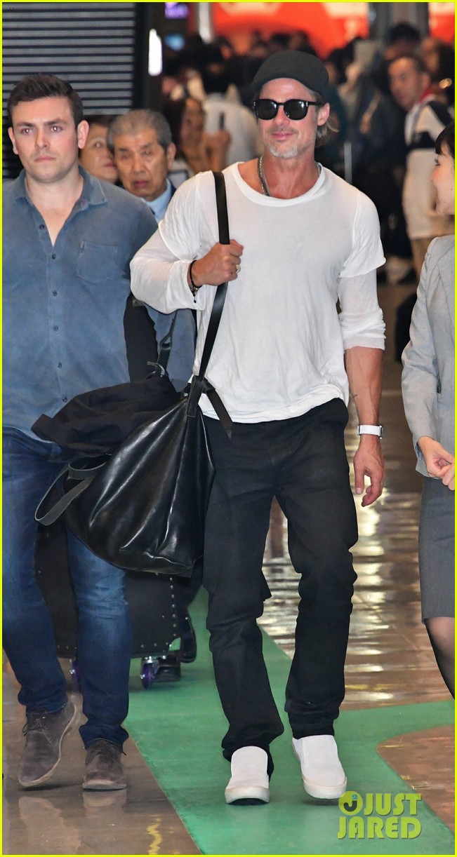 Brad Pitt Gets Greeted By Fans While Arriving in Japan!: Photo 4351114 ...