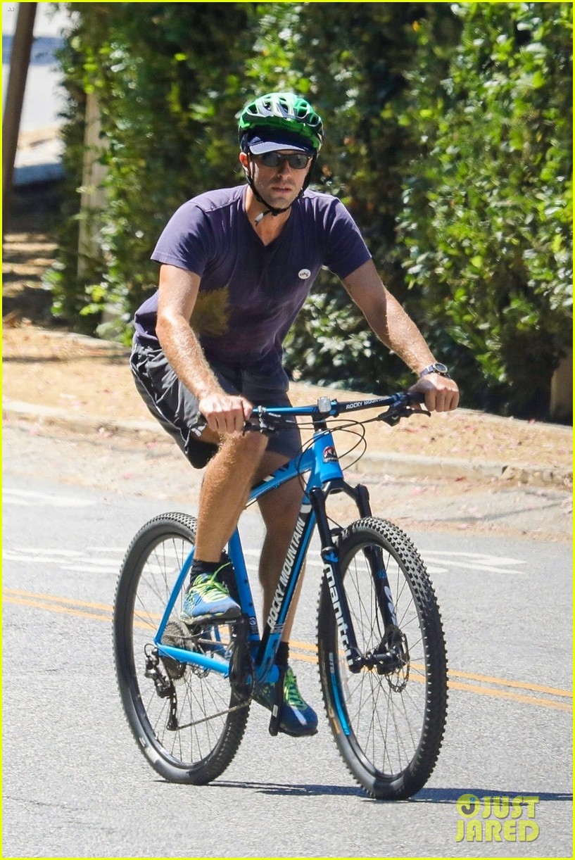 Chris Martin Goes for a Bike Ride Around Malibu: Photo 4345699 | Chris ...