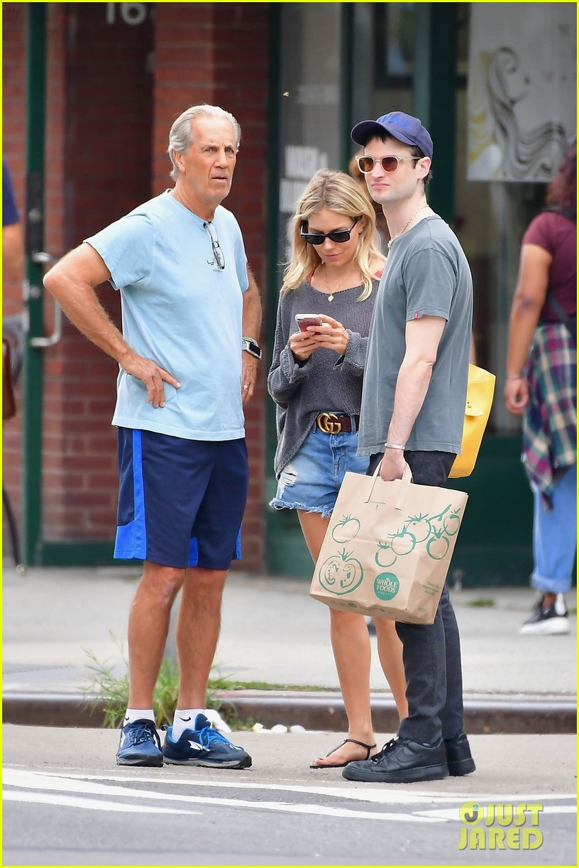 Sienna Miller Grabs Lunch with Her Dad & Ex Tom Sturridge in NYC: Photo ...