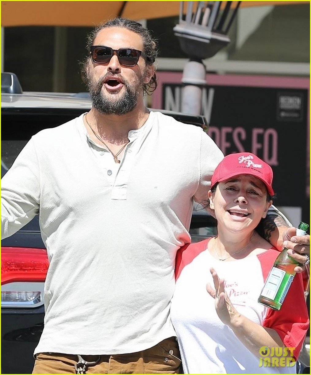 Jason Momoa Cozies Up to a Fan After Chowing Down on Pizza!: Photo ...