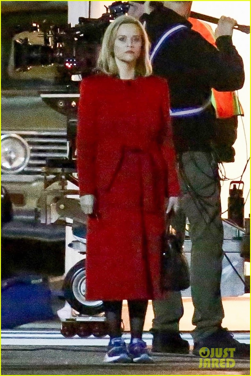 Reese Witherspoon Films Late Night Scenes for 'Little Fires Everywhere ...