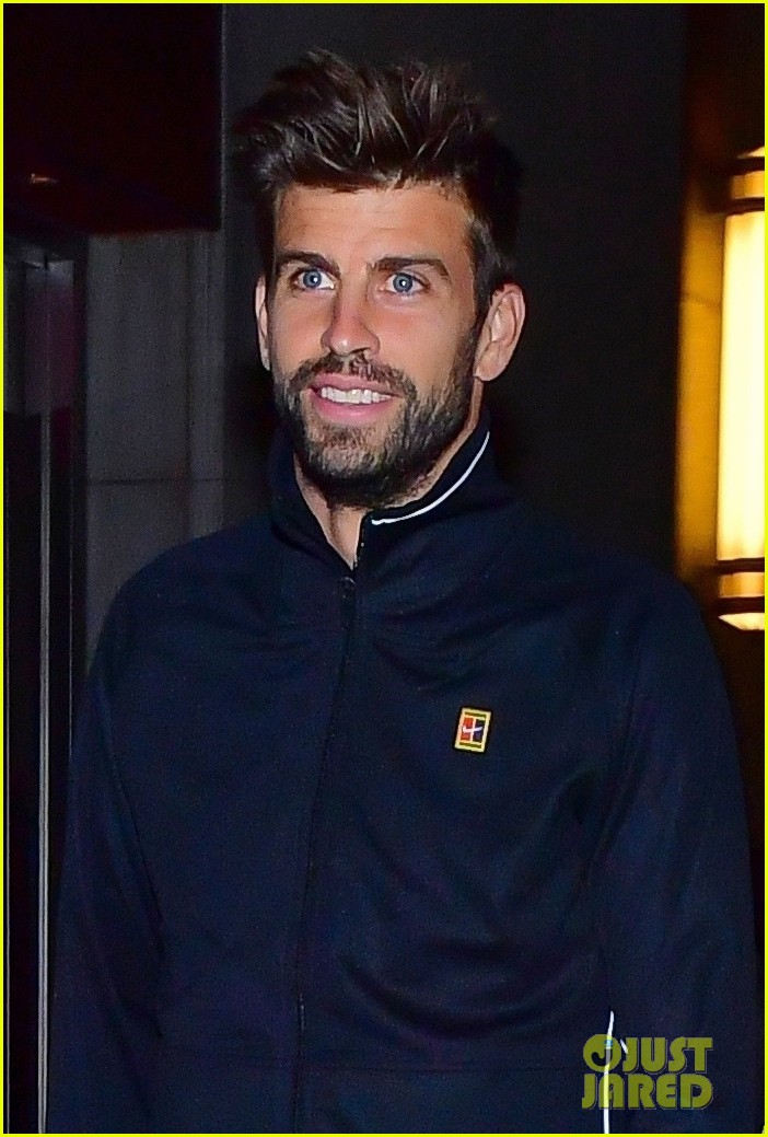 Full Sized Photo Of Shakira Gerard Pique Hold Hands On Date Night In Nyc 04 Photo 4347397 full-sized-photo-of-shakira-gerard-pique-hold-hands-on-date-night-in-nyc-04-photo-4347397