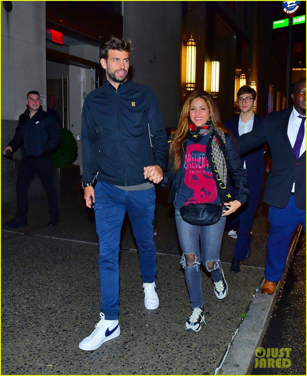 Shakira & Gerard Pique Hold Hands on Date Night in NYC: Photo 4347398 ...
