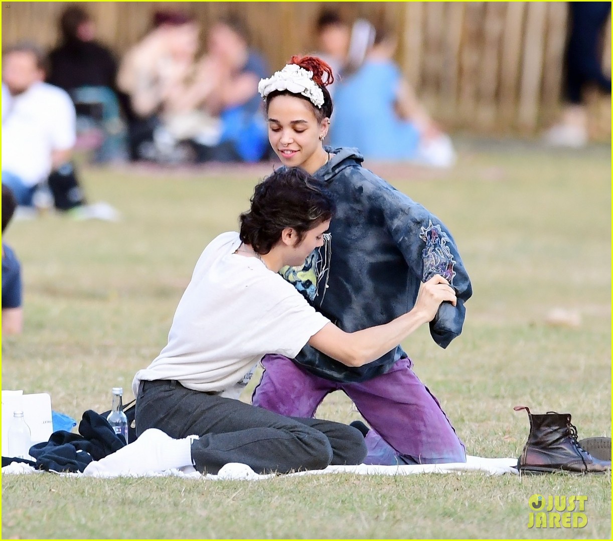 FKA twigs Flaunts PDA with New Boyfriend Reuben Esser During Playful ...