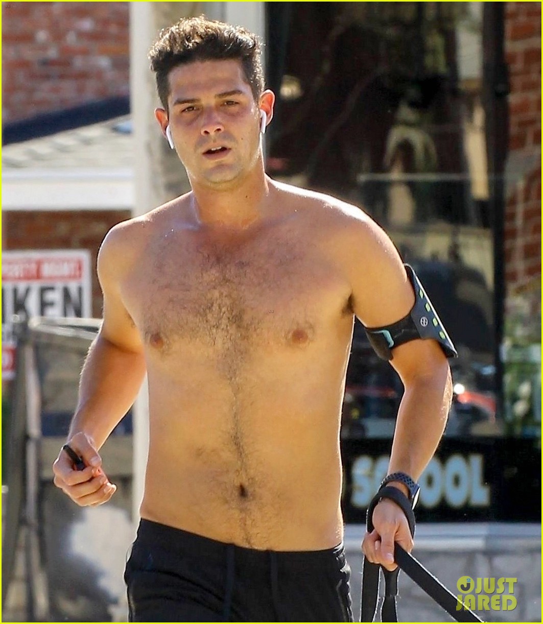 Wells Adams Takes Advantage of L.A. Weather with a Shirtless Jog: Photo ...