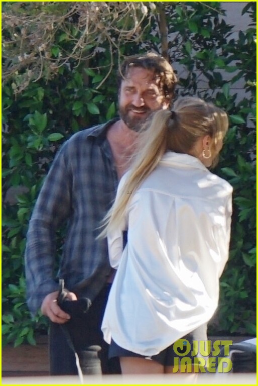 Gerard Butler Spends Sunday at the Beach with Friends: Photo 4374649 ...