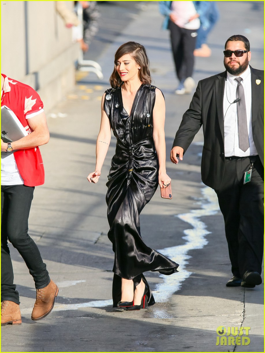 Lizzy Caplan Tells Hilarious NSFW Story About Her Husband Tom Riley on ...