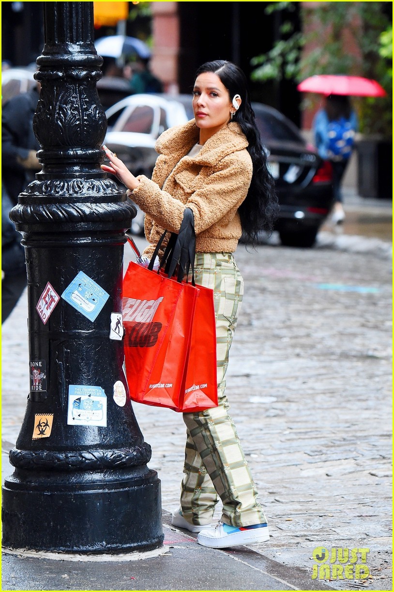 Halsey Rocks Beats by Dre Earphones for Rainy NYC Shoot: Photo 4368684 ...
