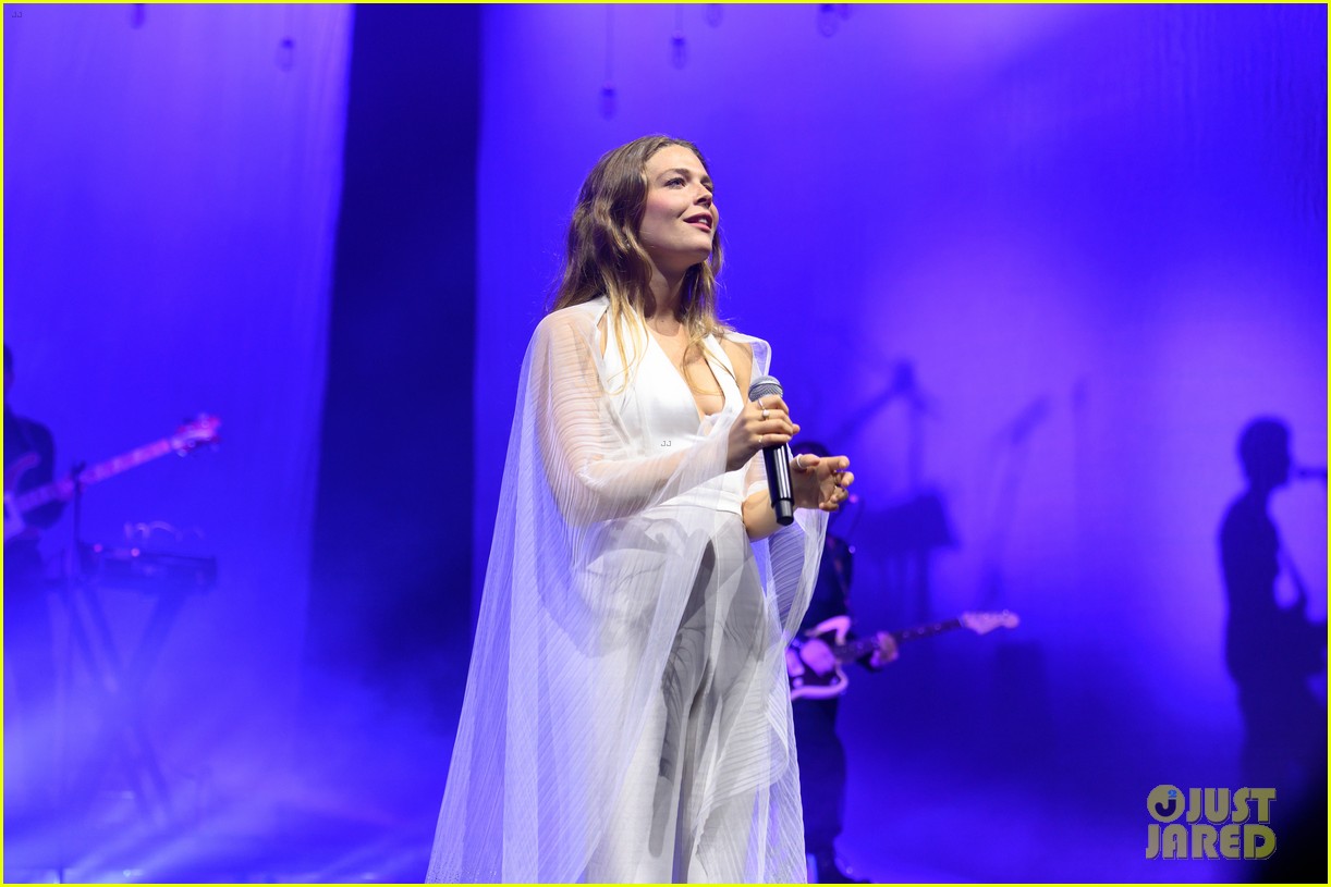 Maggie Rogers Lives Out a Dream with Radio City Concert!: Photo 4364070 ...
