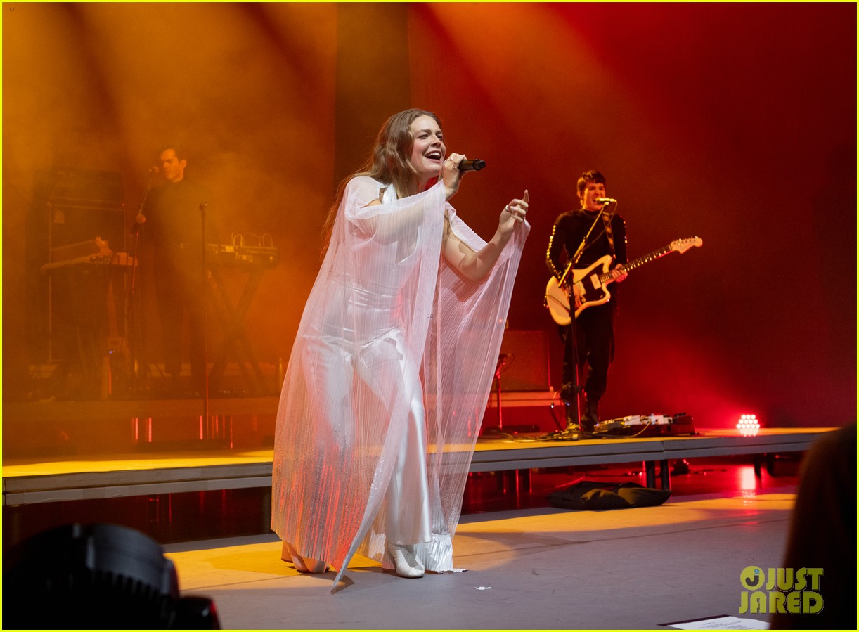 Maggie Rogers Lives Out a Dream with Radio City Concert!: Photo 4364073 ...