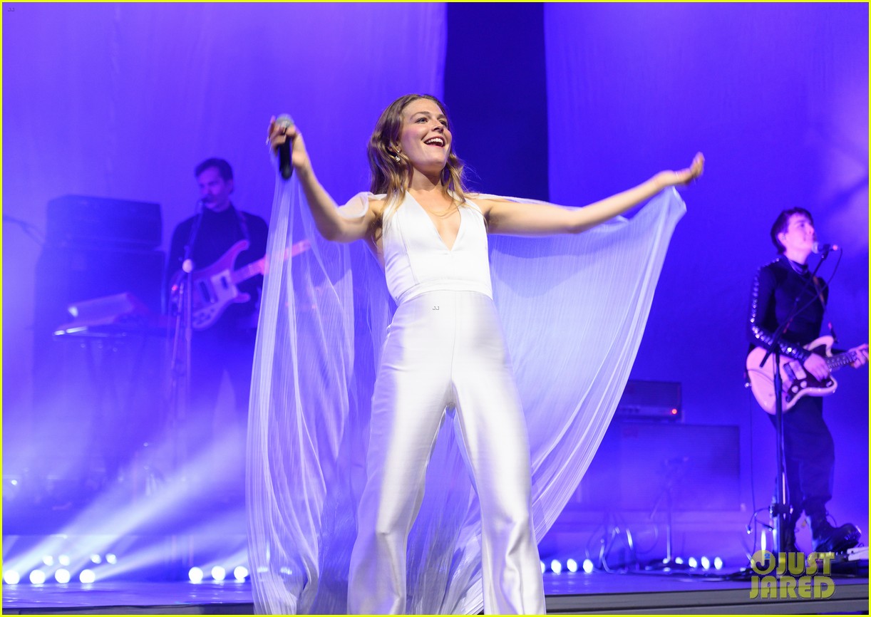 Maggie Rogers Lives Out a Dream with Radio City Concert!: Photo 4364083 ...