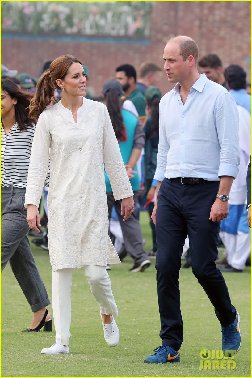 Kate Middleton Visits a Mosque in Pakistan in Traditional Attire with ...