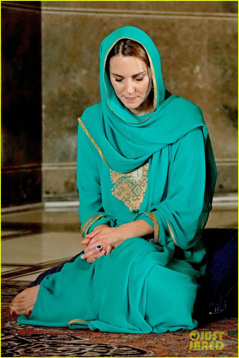 Kate Middleton Visits a Mosque in Pakistan in Traditional Attire with ...