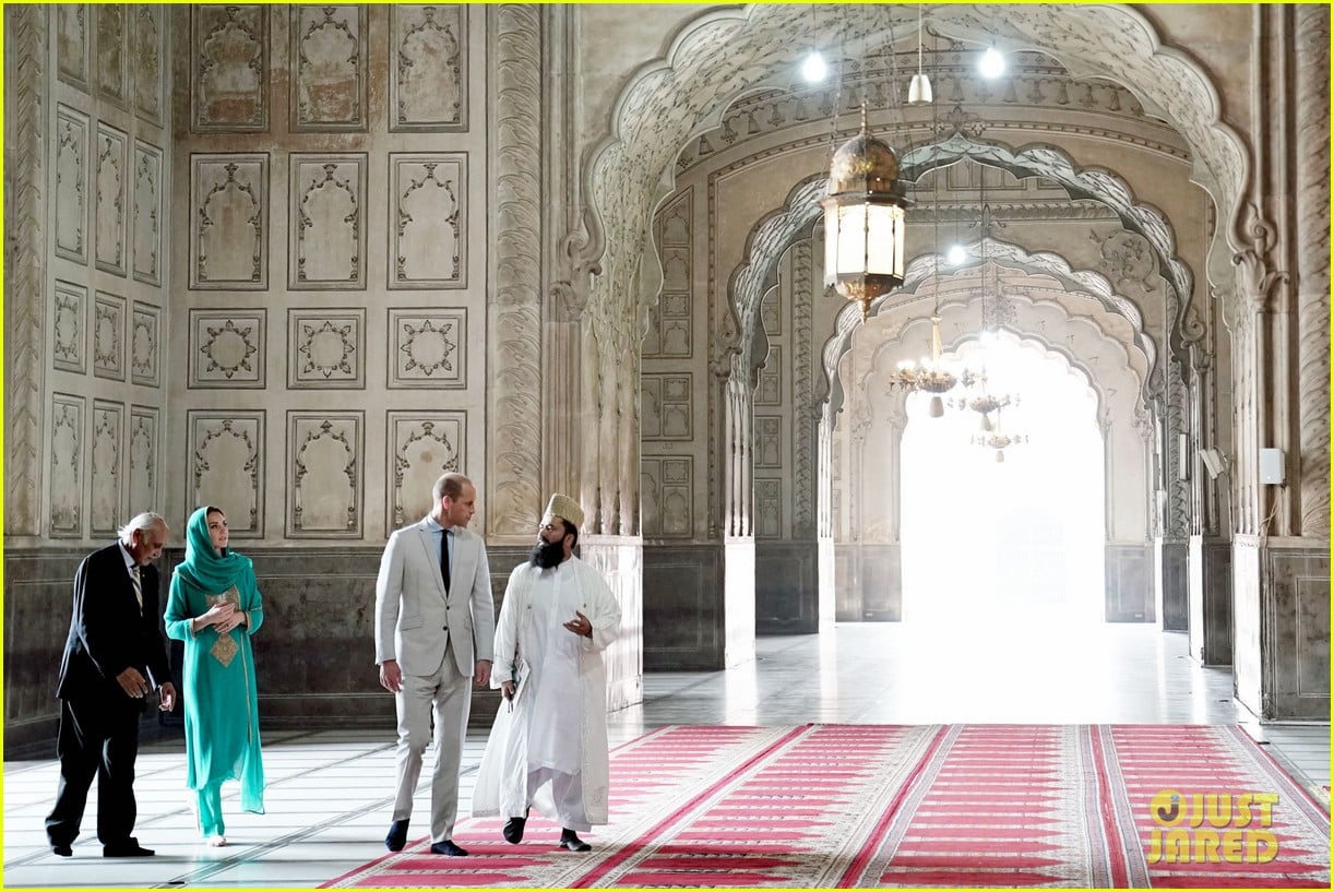 Kate Middleton Visits a Mosque in Pakistan in Traditional Attire with ...